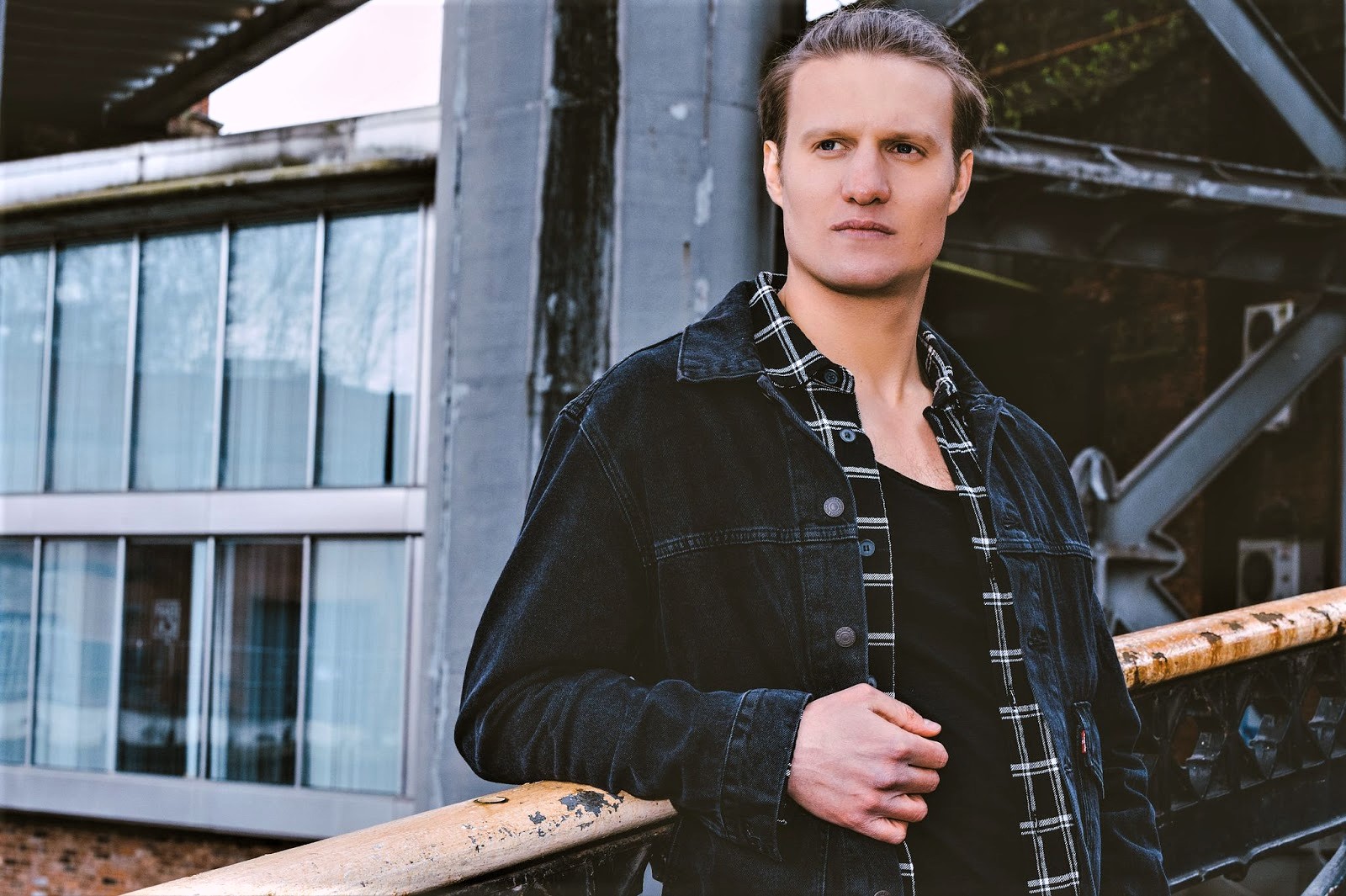 Meet Singer-Songwriter Scott Magnus